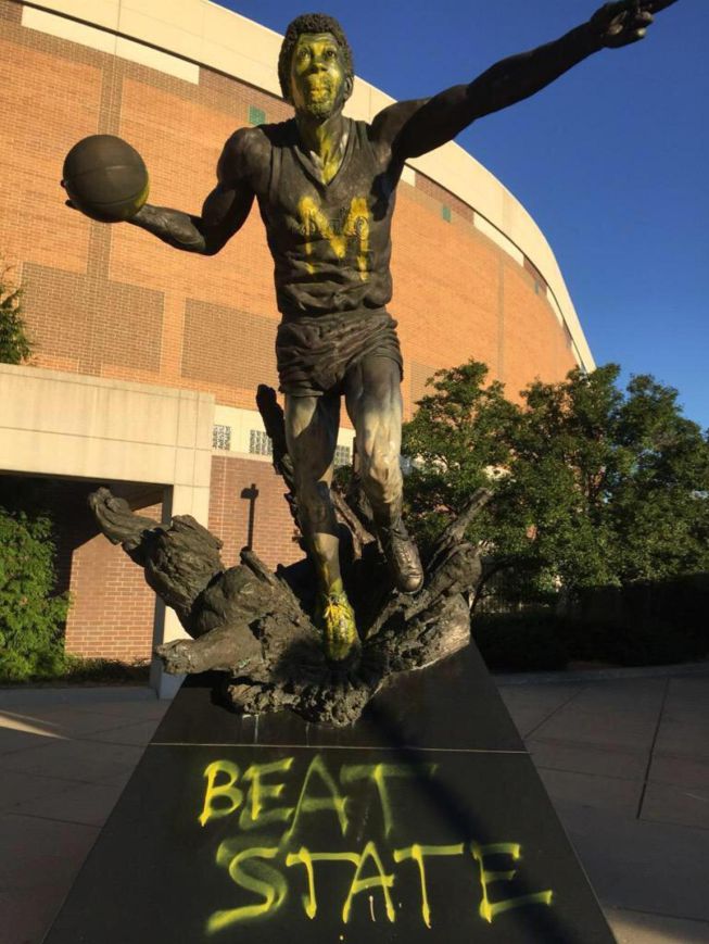 NBA: Atacan la estatua de Magic Johnson en Michigan State - AS.com