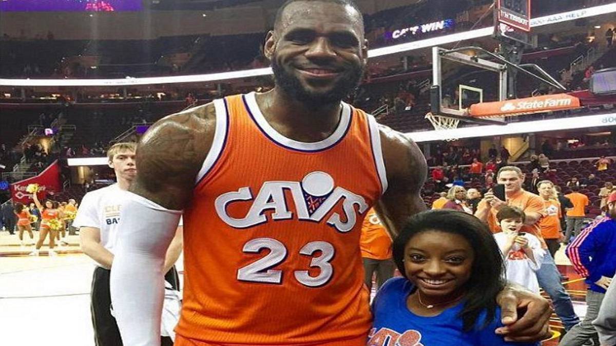 Simone Biles sigue coleccionado jugadores NBA: ahora, LeBron - AS.com