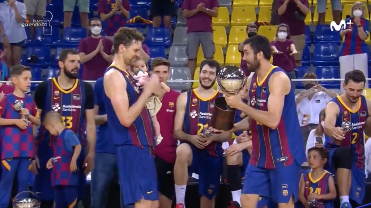 El gran gesto de Oriola con Pau Gasol para que levantase el trofeo con ...