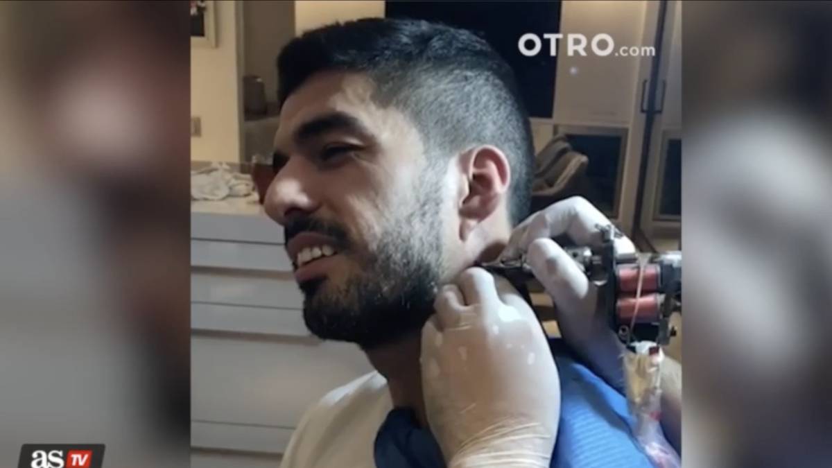 Luis Suárez se tatúa su famosa celebración en el cuello - AS Colombia
