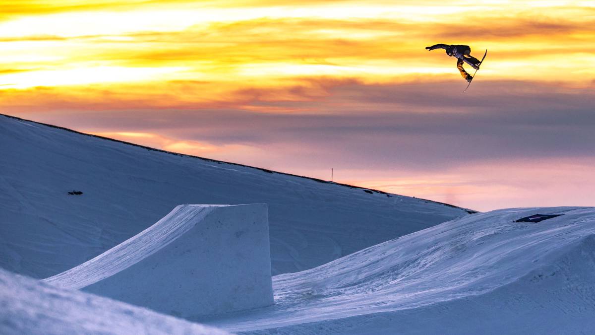 Freeski & Snowboard | Espectacular sesión de saltos al atardecer en ...