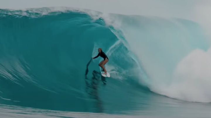 Sierra Kerr deslumbra surfeando en islas paradisíacas con tan solo 13 ...