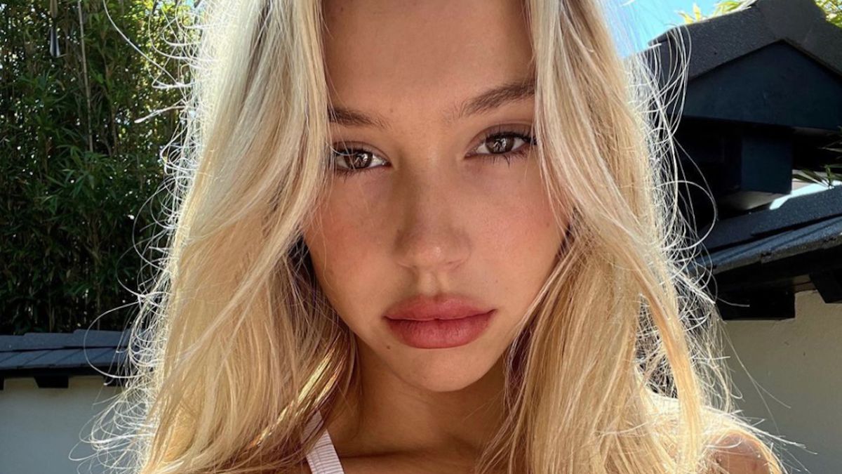 La supermodelo Alexis Ren aprende a surfear - AS.com