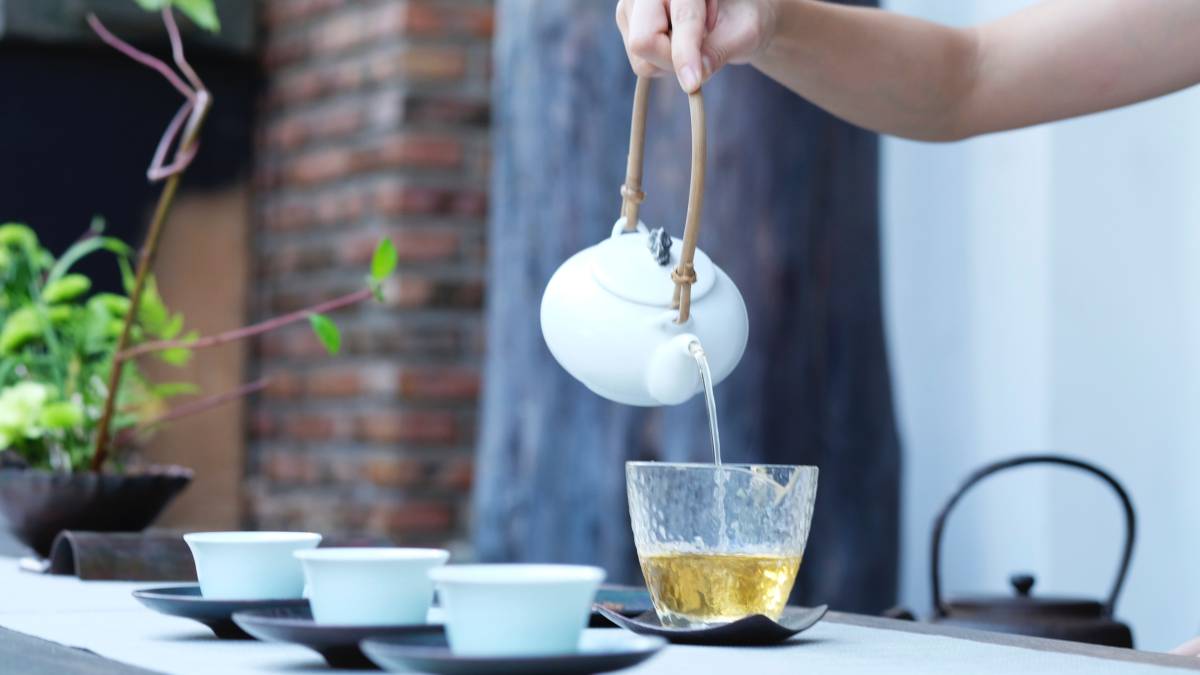¿Es mejor para la salud tomar té con agua mineral embotellada o con ...
