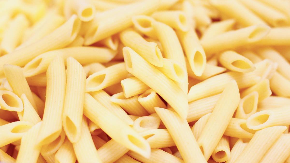 Receta cardiosaludable: cilindros de pasta rellena de tomate con ajo y ...