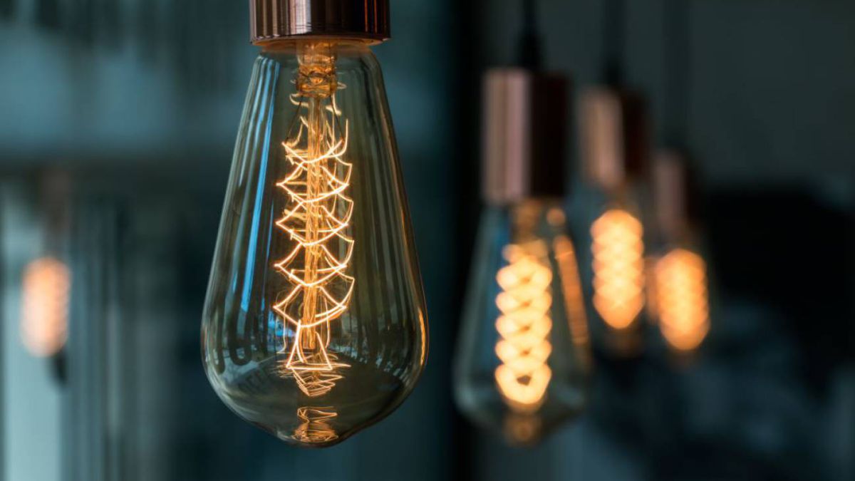 La luz baja en febrero y lo notarás en torno a un 15% en el recibo - AS.com