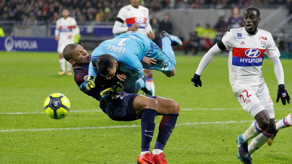 PSG star Mbappe injured in goalkeeper collision - AS.com