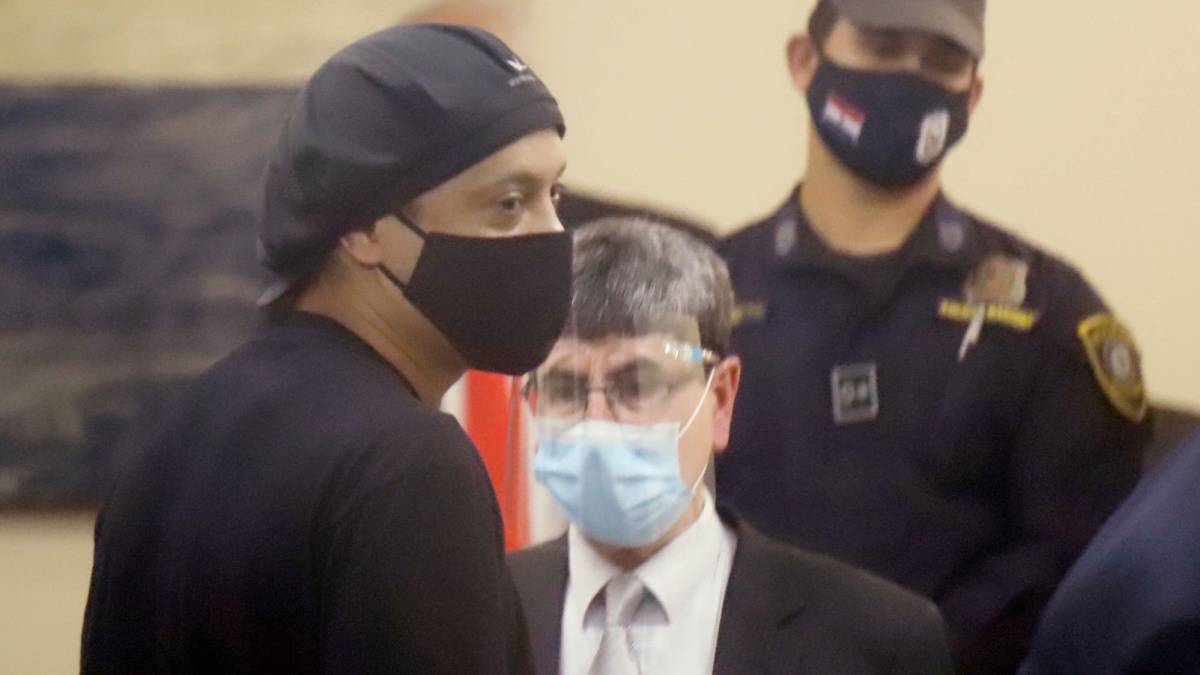 Barcelona: Ronaldinho released from house arrest in Paraguay - AS.com