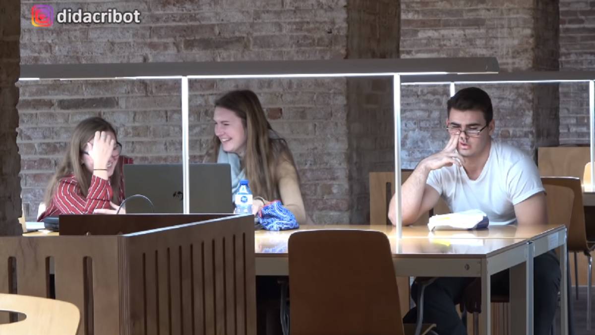 Cámara oculta: finge que se duerme (con ronquidos incluidos) en la ...