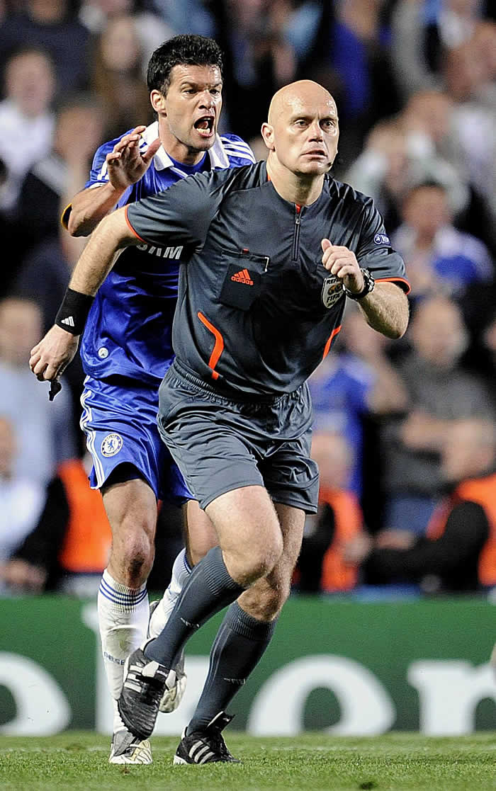 Ovrebo, el del Chelsea -Barça, abandona el arbitraje internacional - AS.com