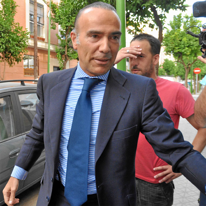 Luis Oliver llega a las oficinas de Lopera para intentar cerrar la ...