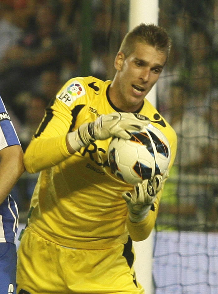 El Betis quiere renovar a Adrián en unas semanas - AS.com