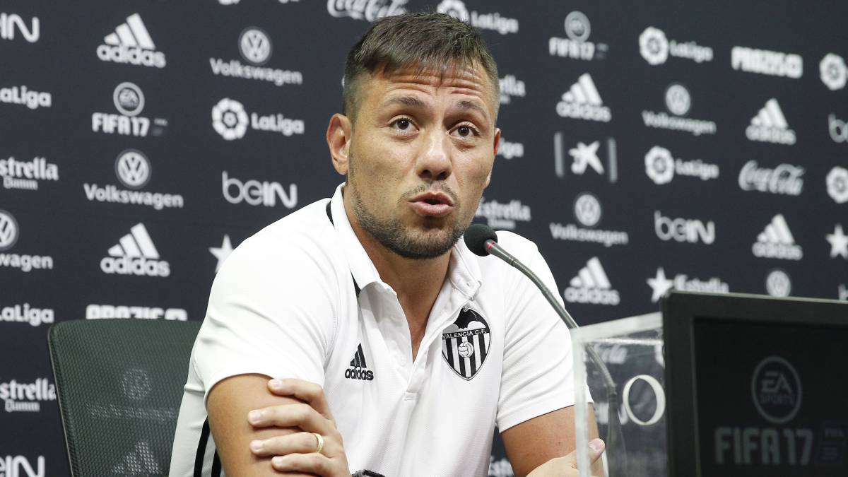 D. Alves: "Nunca me vi fuera del Valencia, estoy contento aquí" - AS.com