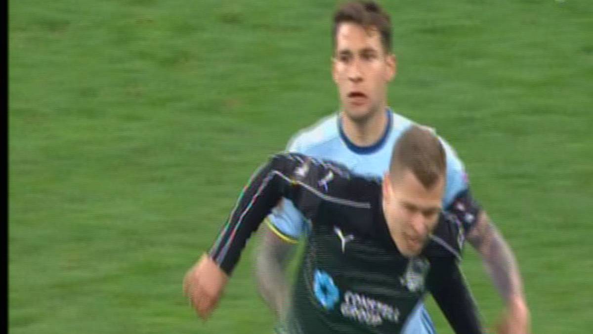 Celta | Hugo Mallo vs Claesson: codazo de uno y colleja del otro - AS.com