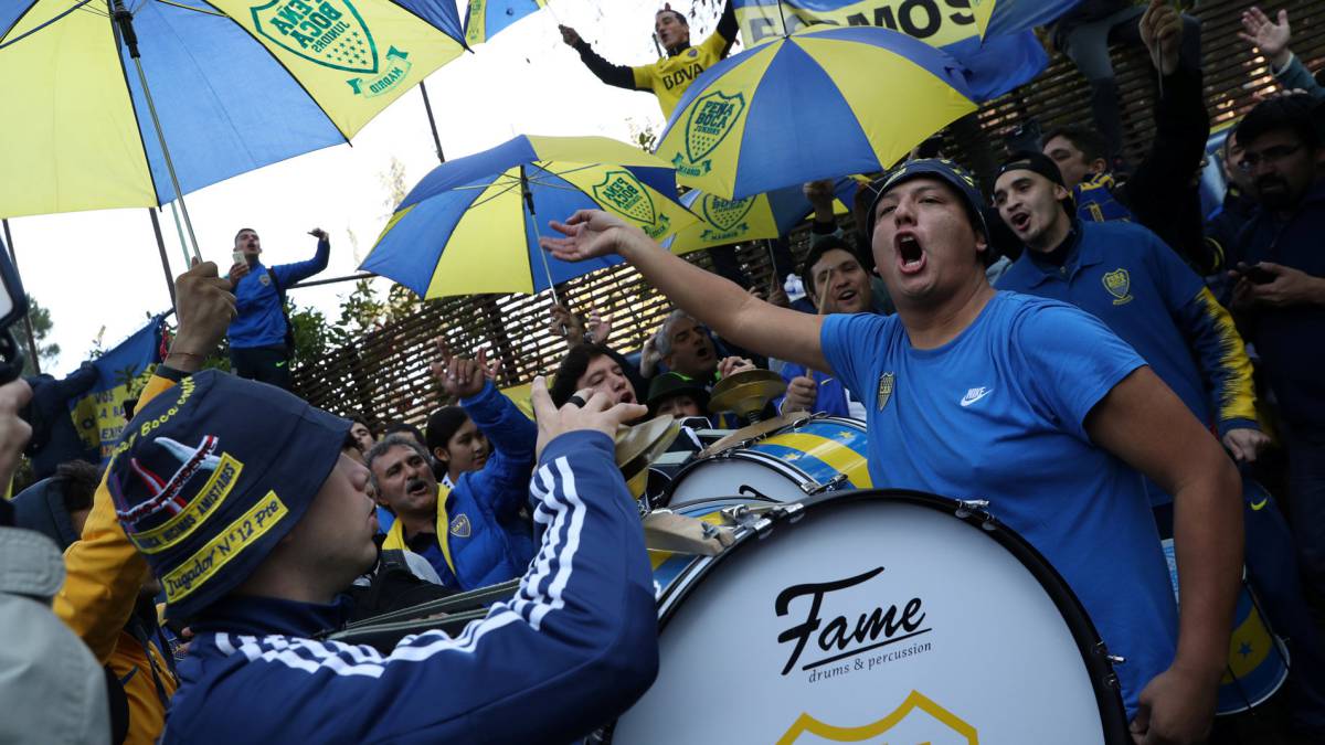 El banderazo de la afición de Boca Juniors en Madrid - AS.com