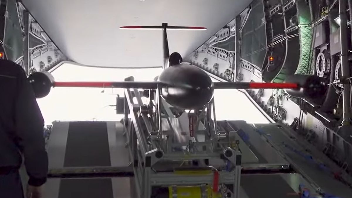 Airbus lanza el primer dron de combate desde un avión de carga - AS.com