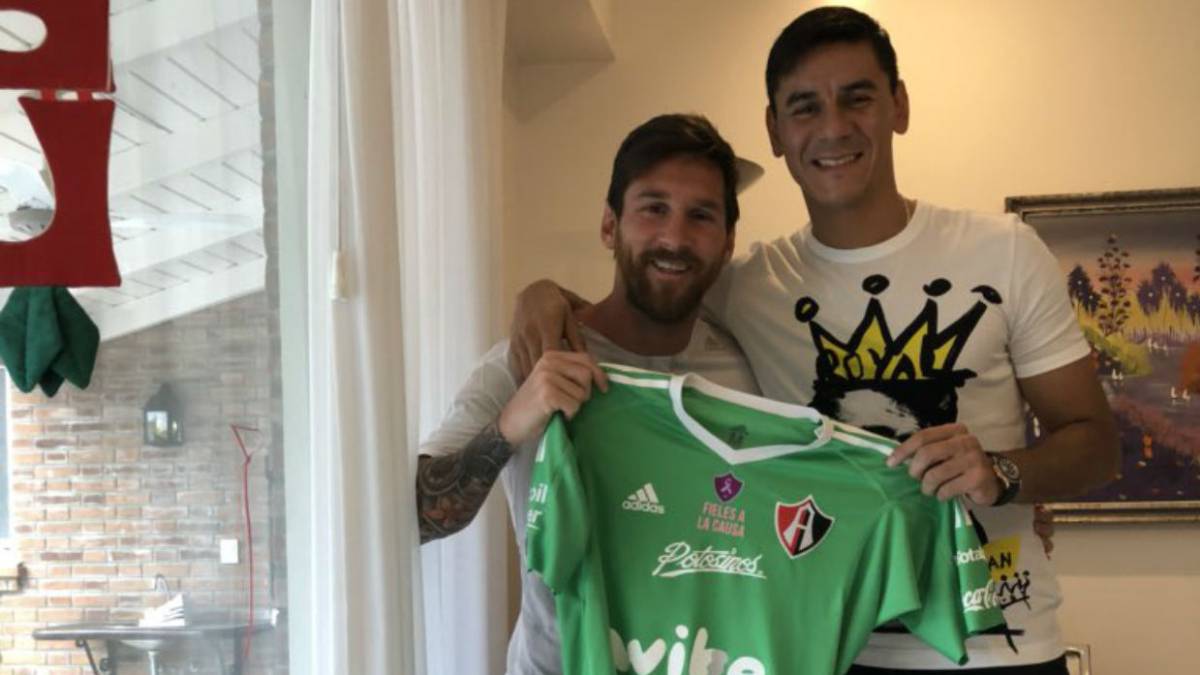Lionel Messi posa con la camiseta del Atlas que le regaló Ustari - AS ...