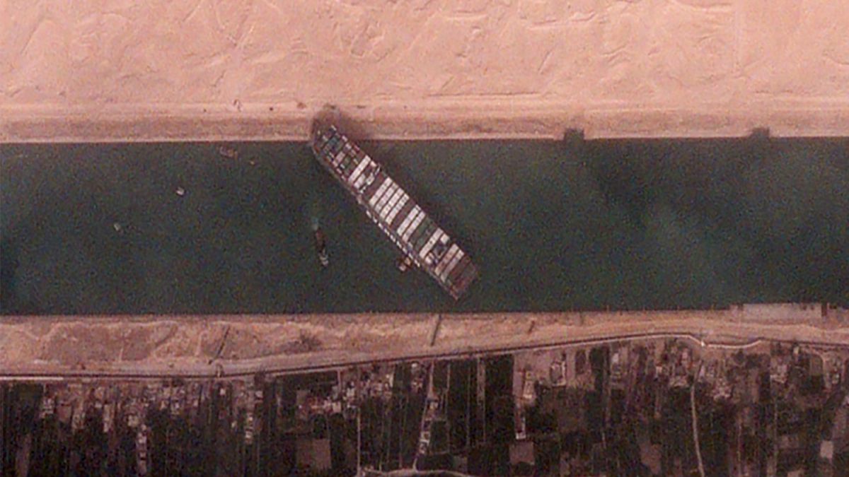 Las imágenes más impactantes del inmenso barco encallado en el Canal de ...