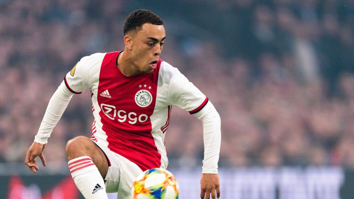 Sergiño Dest fue electo jugador del partido en el Ajax - PSV - AS USA