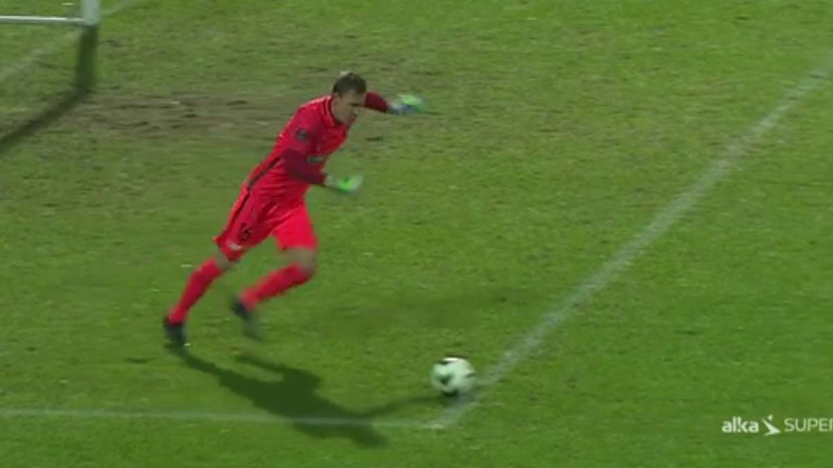 Wind blows keeper's goal-kick right back where it came from - AS.com