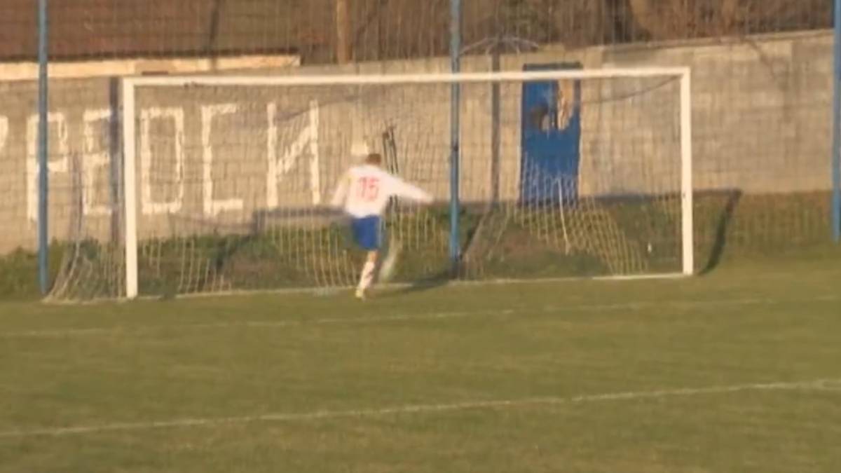 Video: Shocking goal-line miss defies laws of geometry - AS.com