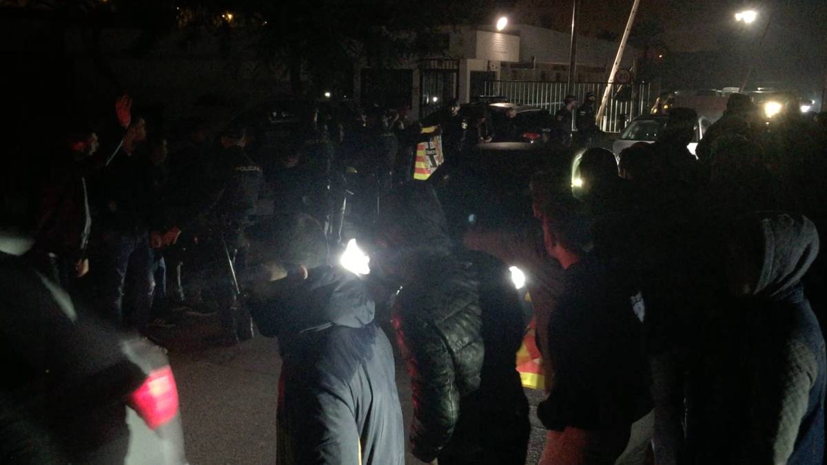 Video: Los Ultras del Valencia retienen e impiden el paso a los ...