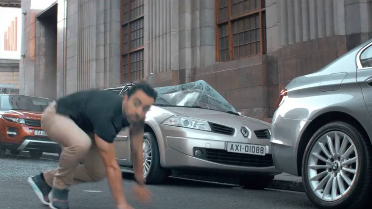 Vídeo | Xavi se transforma: salta de una azotea, rompe coches... - AS.com
