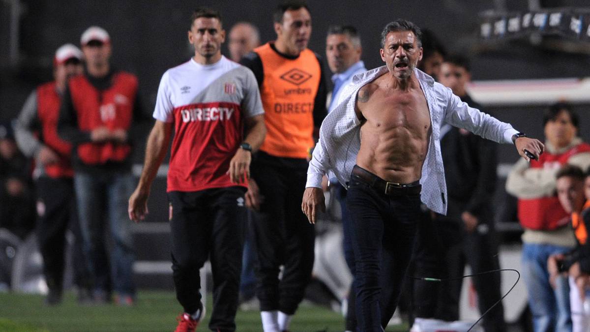Vídeo | ¿Entrenador o el increíble Hulk? Le expulsan y se rompe la ...