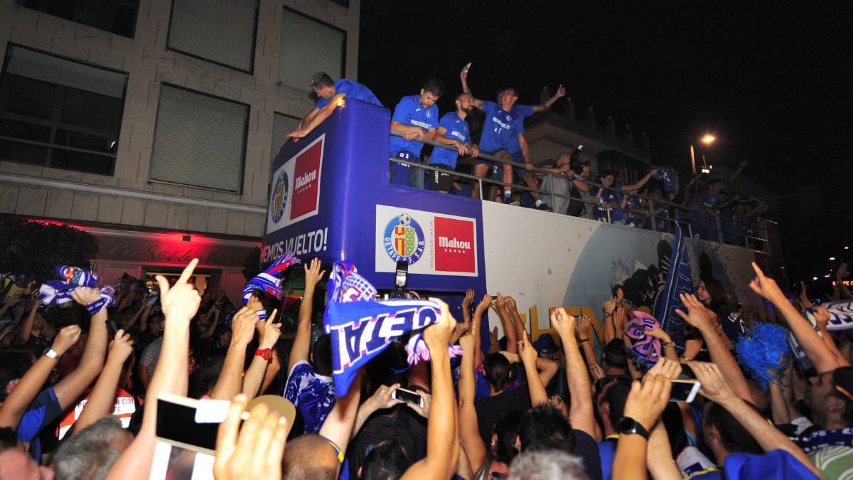 Vídeo | Getafe take to streets to celebrate promotion with fans - AS.com