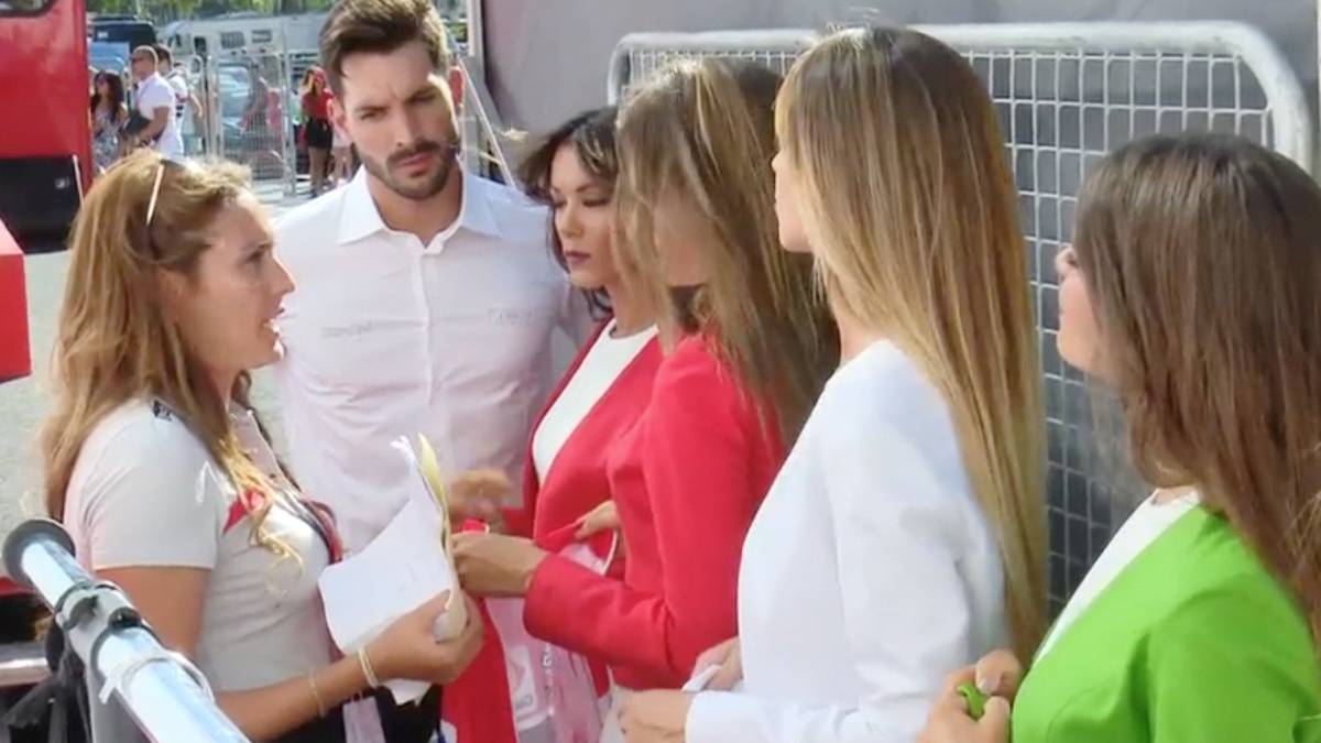 El trabajo de las azafatas y el azafato de la Vuelta - AS.com