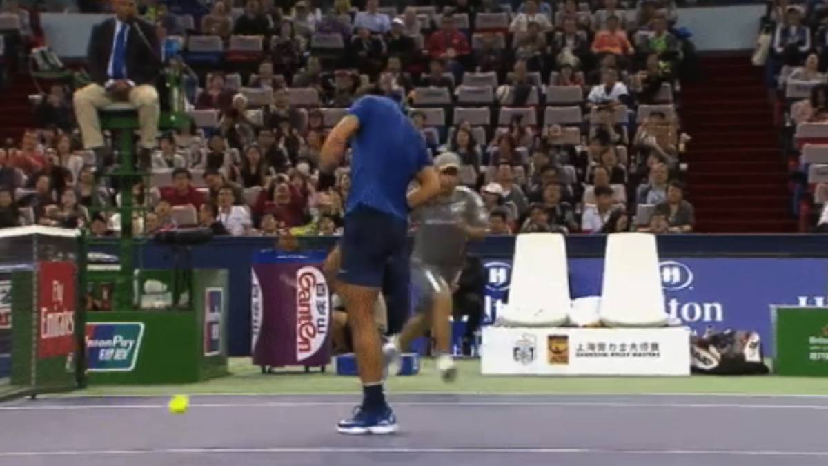 Not often seen: Nadal smashes himself with racket after mistake - AS.com