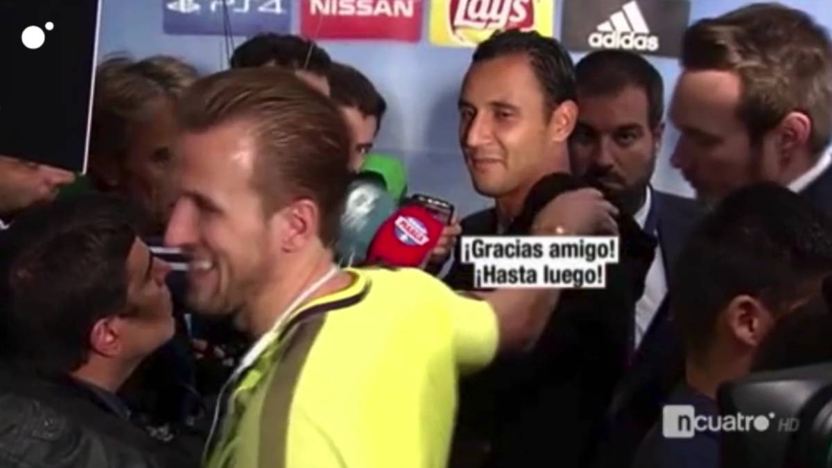 Harry Kane congratulates Keylor Navas in the Bernabéu mixed zone - AS.com