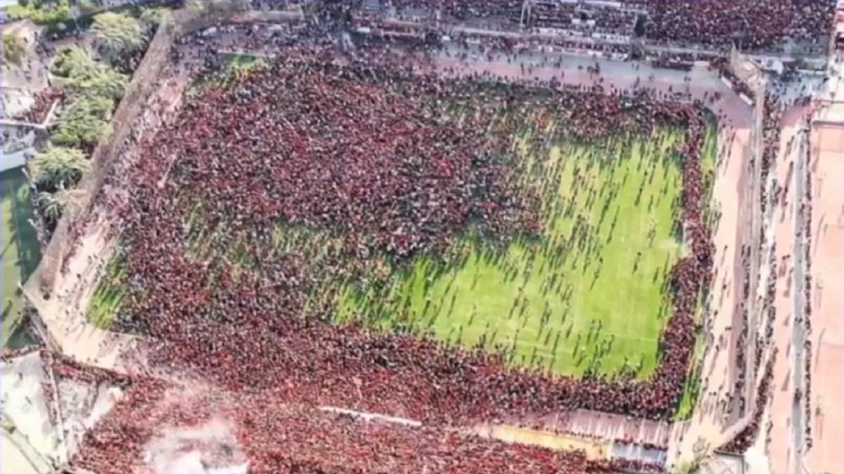 Vídeo | La invasión de campo más bestia que se recuerda: da hasta miedo ...