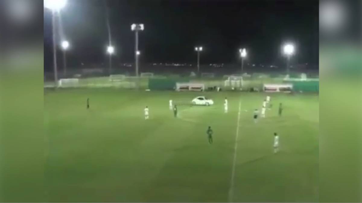 Car driven onto football pitch during match in UAE - AS.com