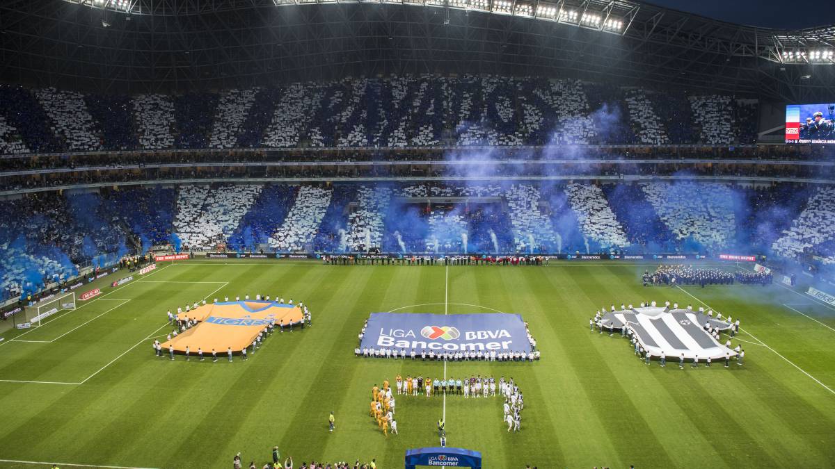Video: ¡Enorme recibimiento! Así fue el mosaico de la afición de ...